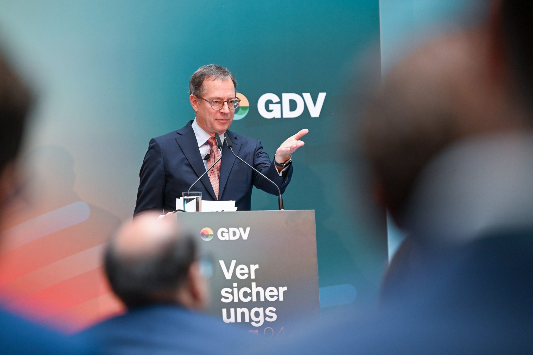 Fondsverband schießt gegen Versicherer zurück und knöpft sich Rollinger ...