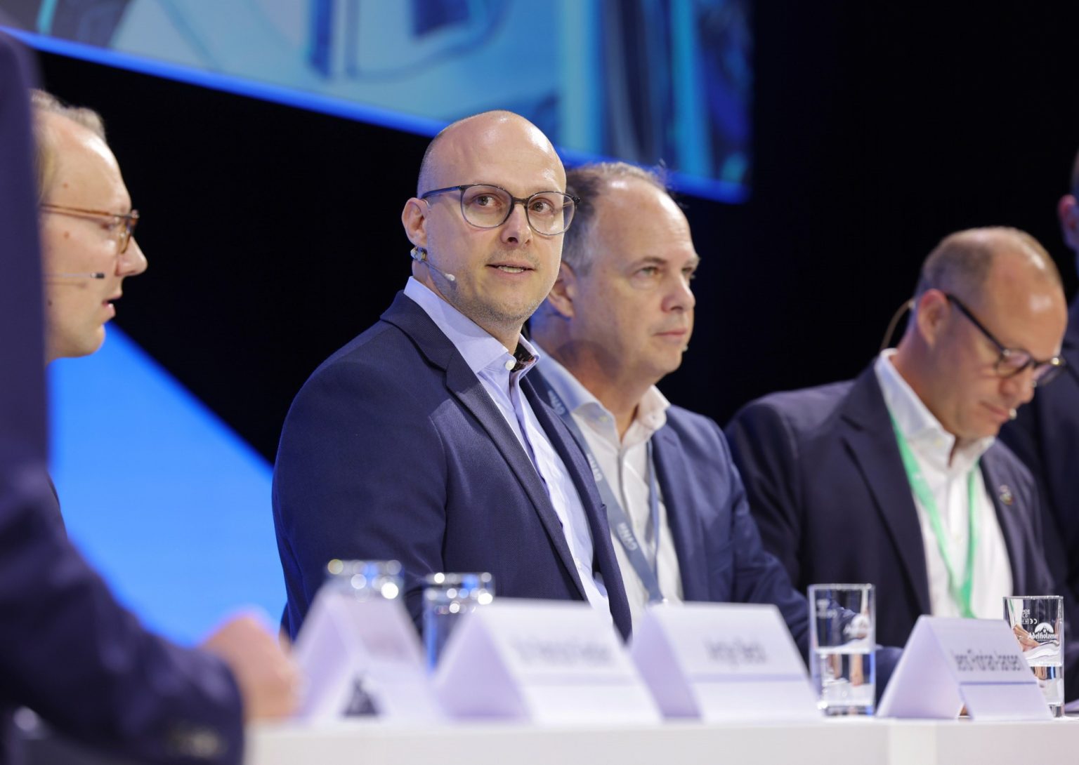 HDI-Global-Manager Höring: "Wir werden Unternehmen nicht pauschal die Deckungen verweigern oder ...